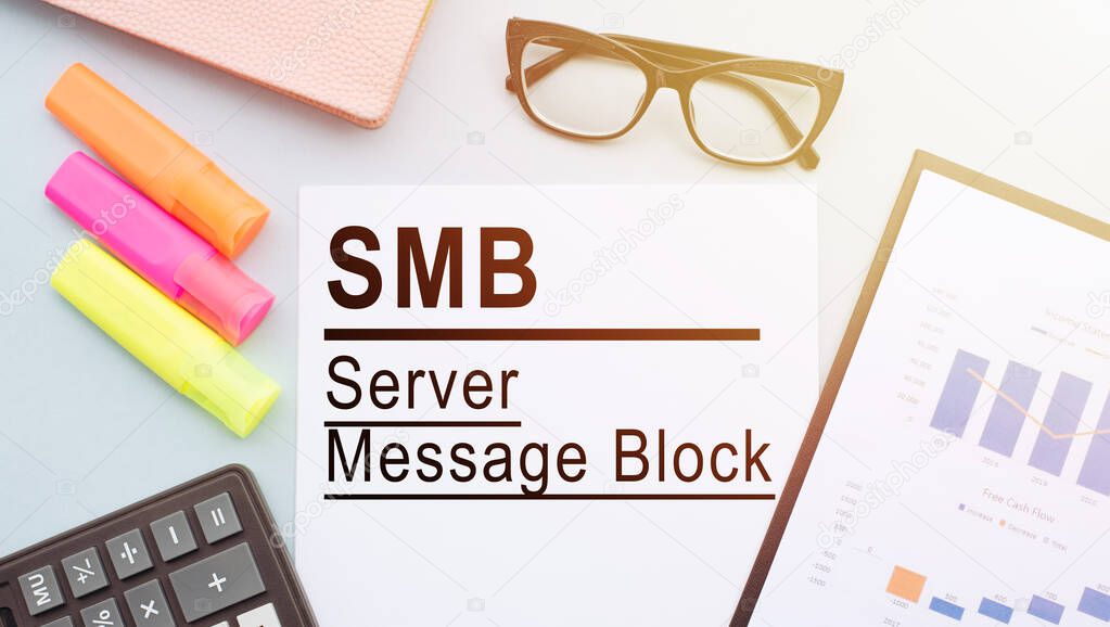 El texto SMB (Server Message Block) en el escritorio de la oficina con ...
