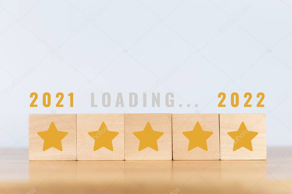 Forma de estrella de cubo de madera para la cuenta atr s hasta 2022 en la mesa de madera. A o de ...