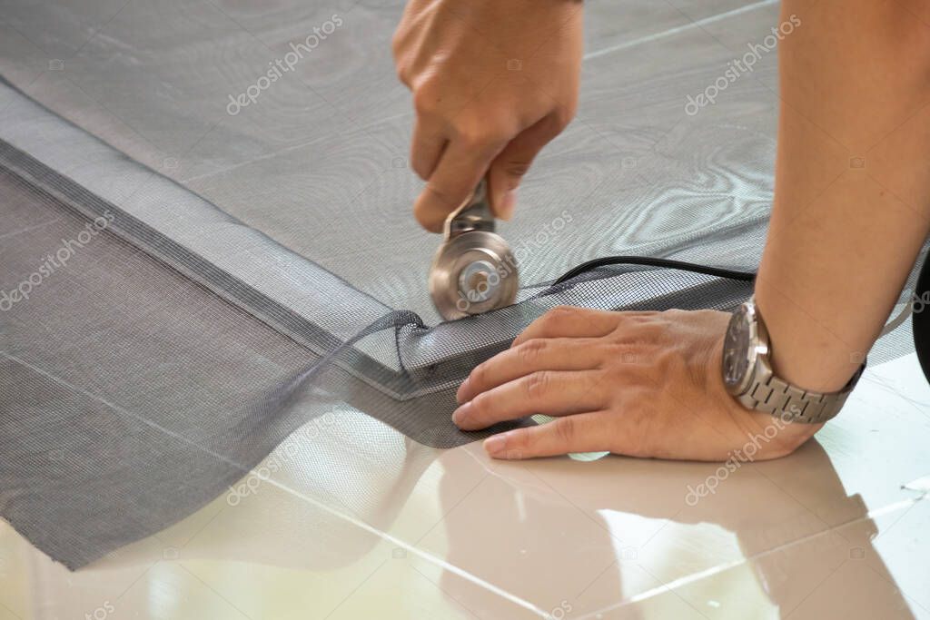 hombre instalar mosquitero pantalla de alambre en la casa ventana ...