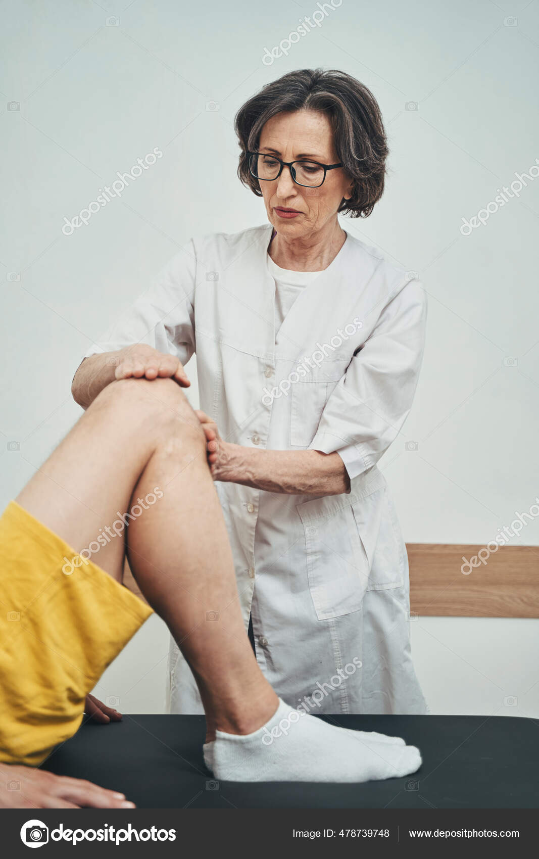 Osteopathic physician performing a resisted isometric test — Stock ...