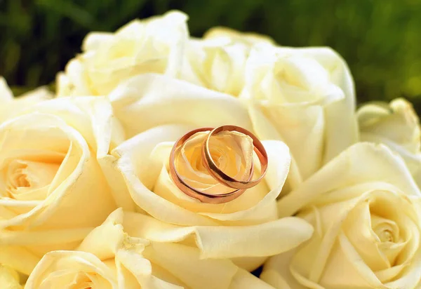 Wedding rings on flowers Stock Photos, Royalty Free Wedding rings on ...