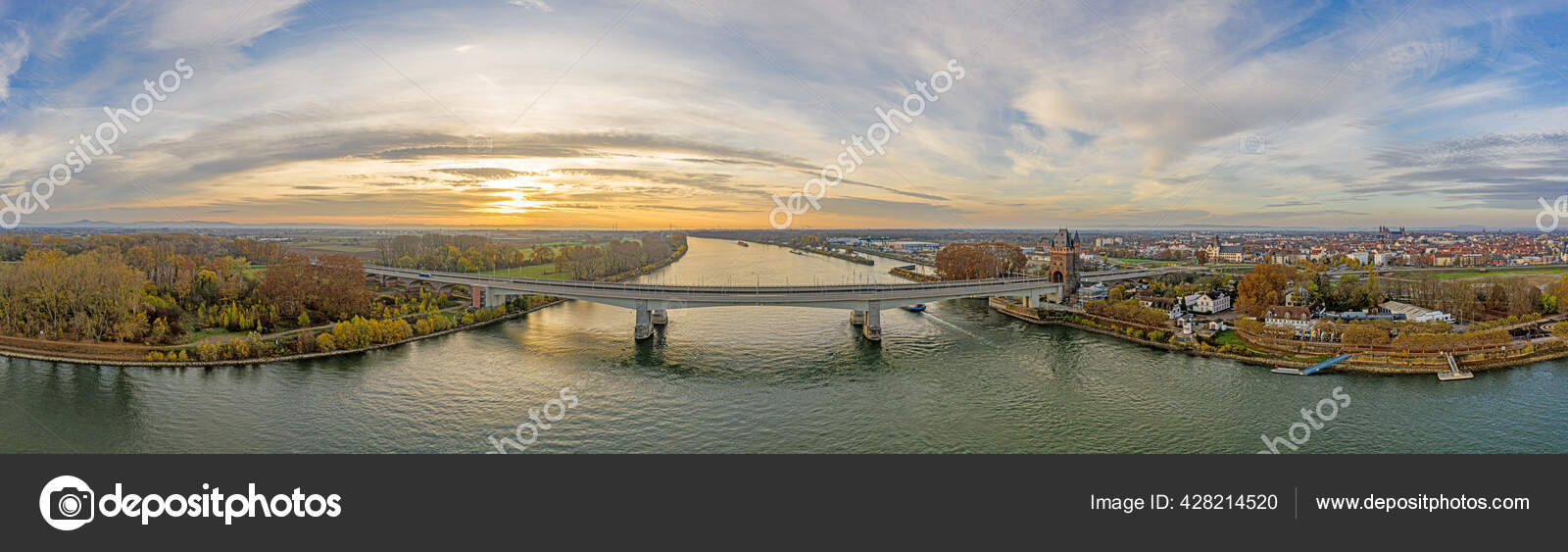 Vista Aérea Del Puente Nibelungen Worms Con Una Vista Puerta ...
