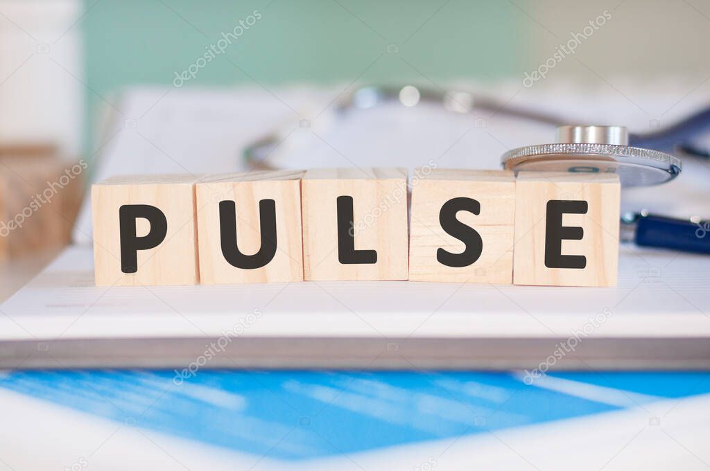 La palabra Pulso está escrita en cubos de madera cerca de un ...