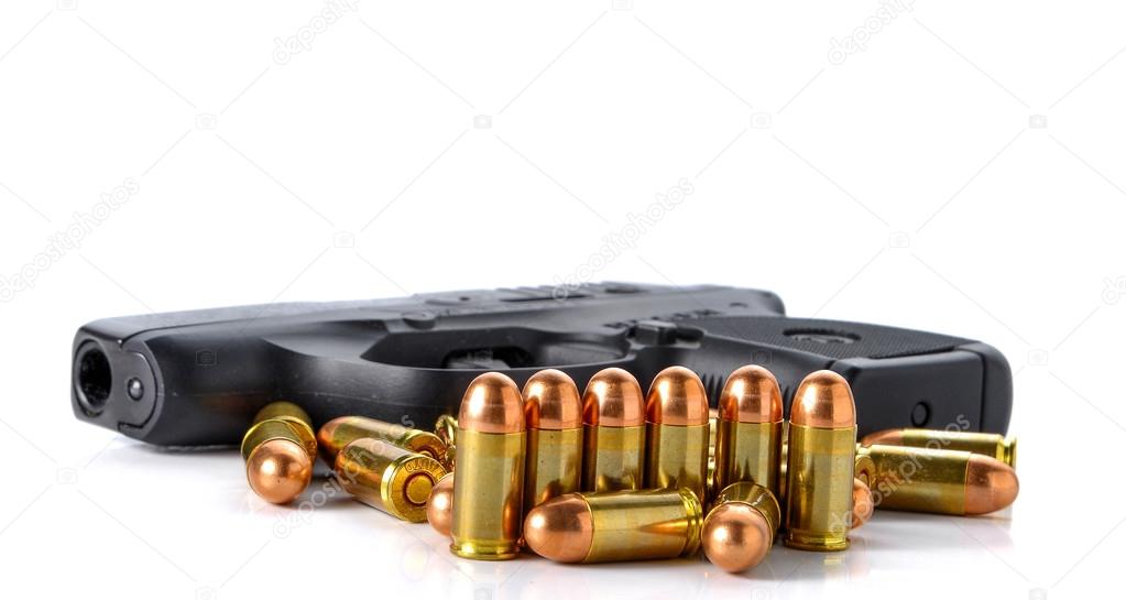 Bala, pistola sobre fondo blanco . — Foto de stock #103385694 © poungsaed