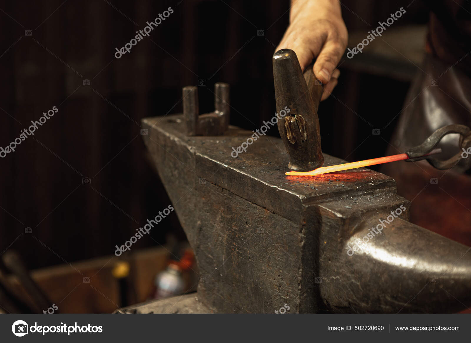 Primer plano trabajando poderosas manos de herrero macho forjar un ...