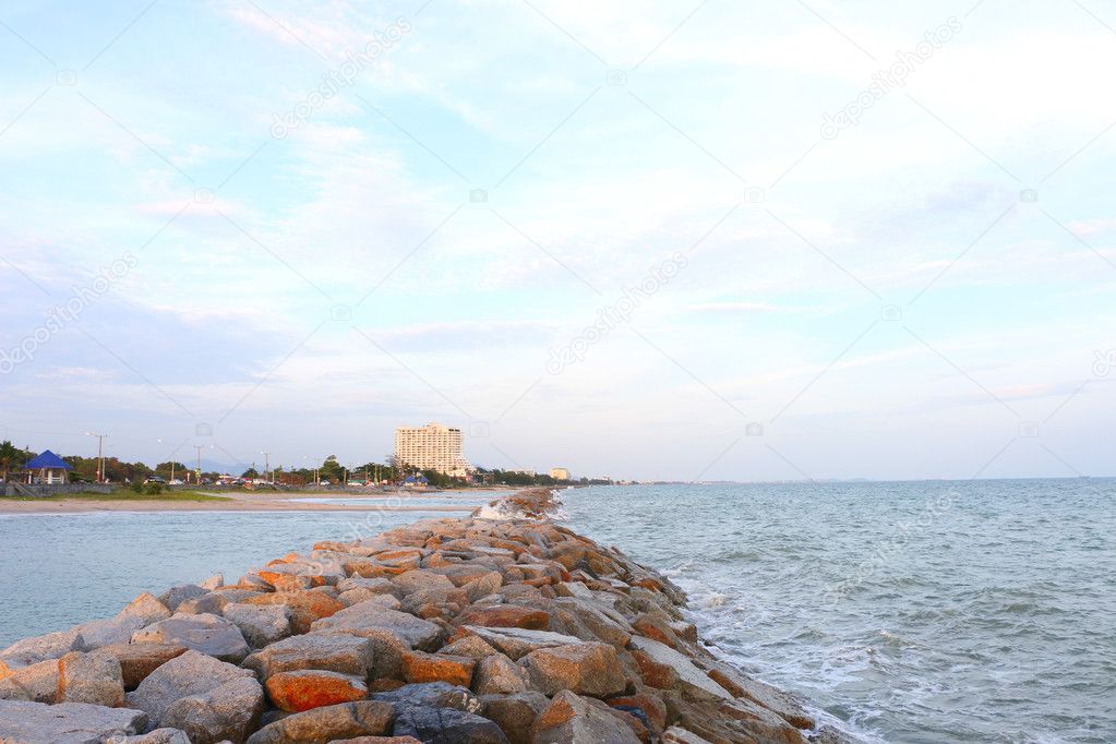 The rock wall on the PMY beach in evening time between sunset — Stock ...