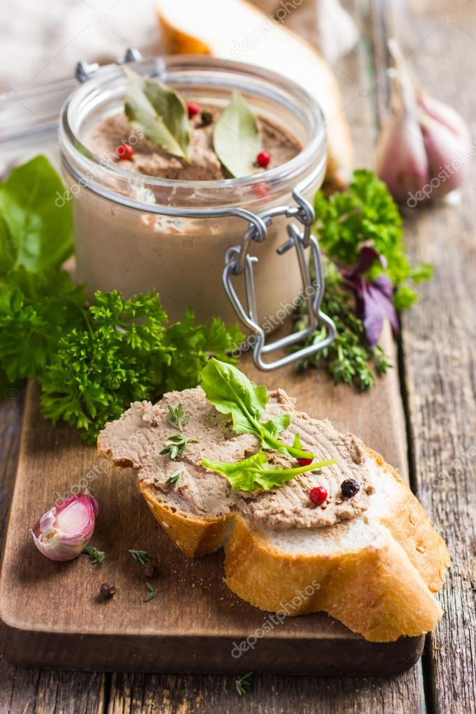 pan con paté de hígado de pollo en tabla de cortar de madera 2024