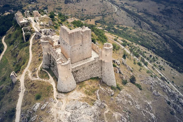 vista aérea transversal del castillo medieval de Rocca Calascio Abruzos ...