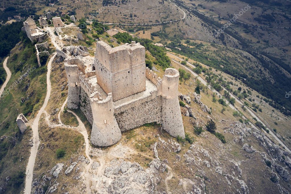 vista aérea transversal del castillo medieval de Rocca Calascio Abruzos 2024