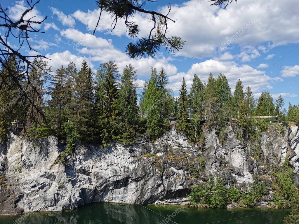 Vista de las pintorescas costas rocosas y el agua esmeralda del Cañón ...