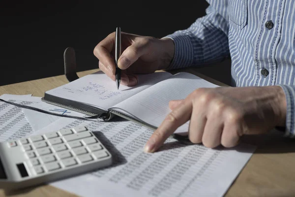 Empresario calcular facturas fotos de stock, imágenes de Empresario ...