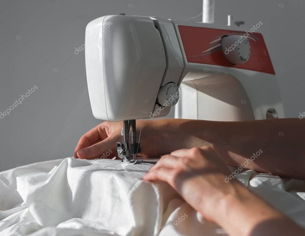 Manos con trabajo de tela de algod n blanco en la m quina de coser ...