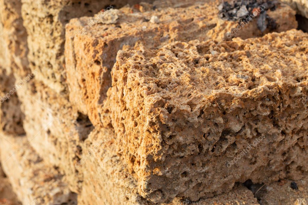 La roca de concha es material de construcción natural local hecho de ...