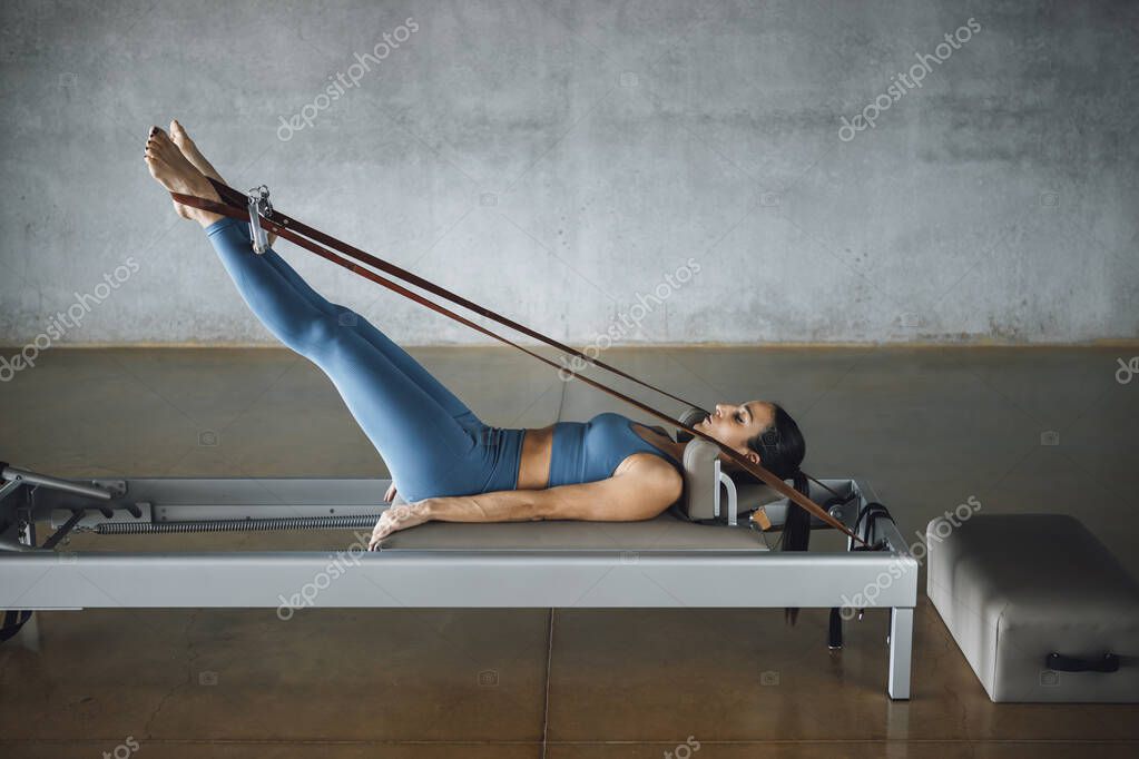 Foto completa del cuerpo fuerte de un instructor de pilates acostado en ...
