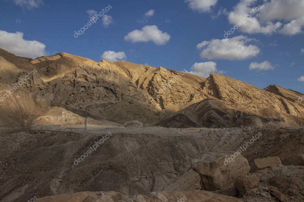 El pequeño cráter es un makhtesh, una forma geológica erosionada del ...