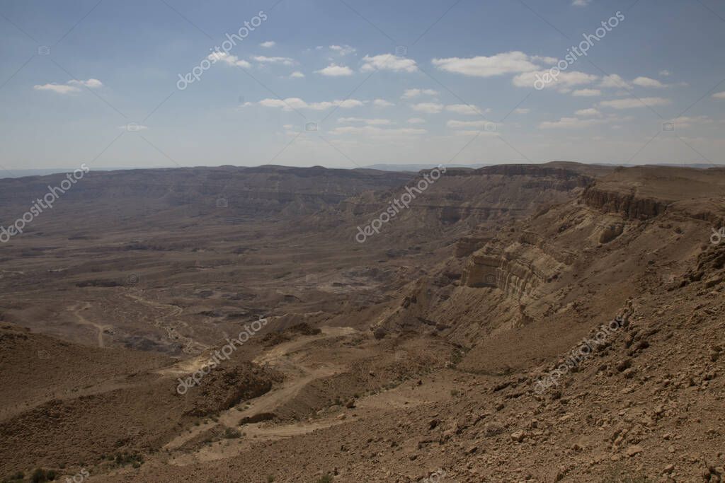 El pequeño cráter es un makhtesh, una forma geológica erosionada del ...