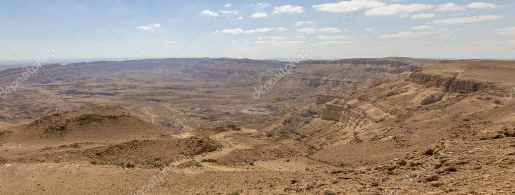 El pequeño cráter es un makhtesh, una forma geológica erosionada del ...