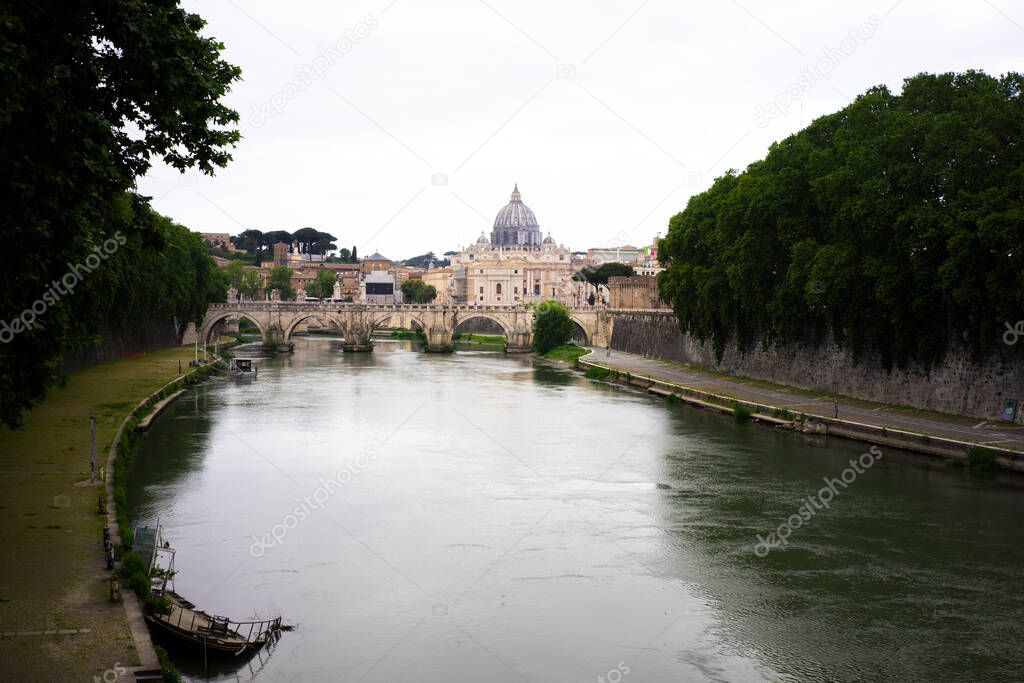 El río Tíber en Roma durante el cierre, las orillas desiertas, en el ...