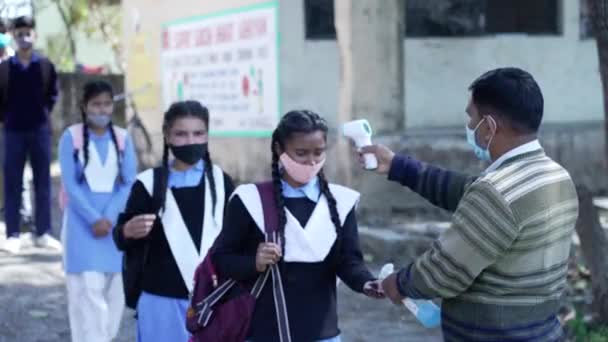 Indian school students wearing face mask in class. School reopens after ...