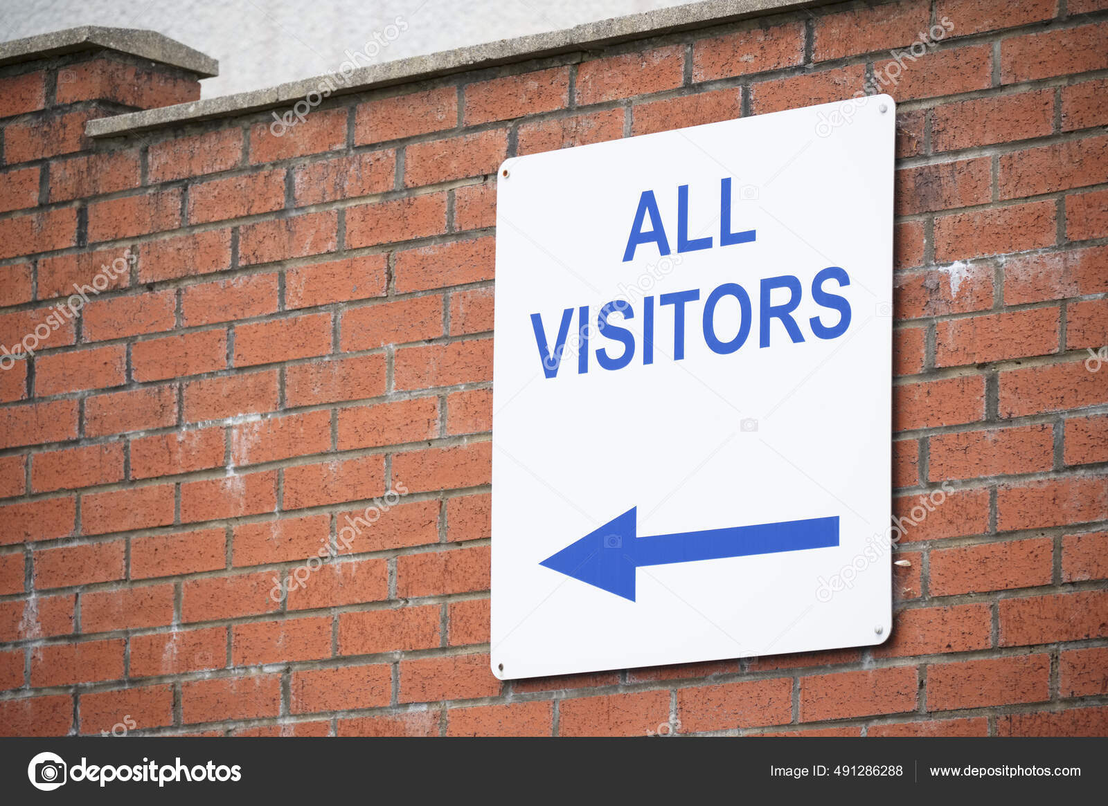 All visitors arrow direction sign on wall of car park Stock Photo by ...
