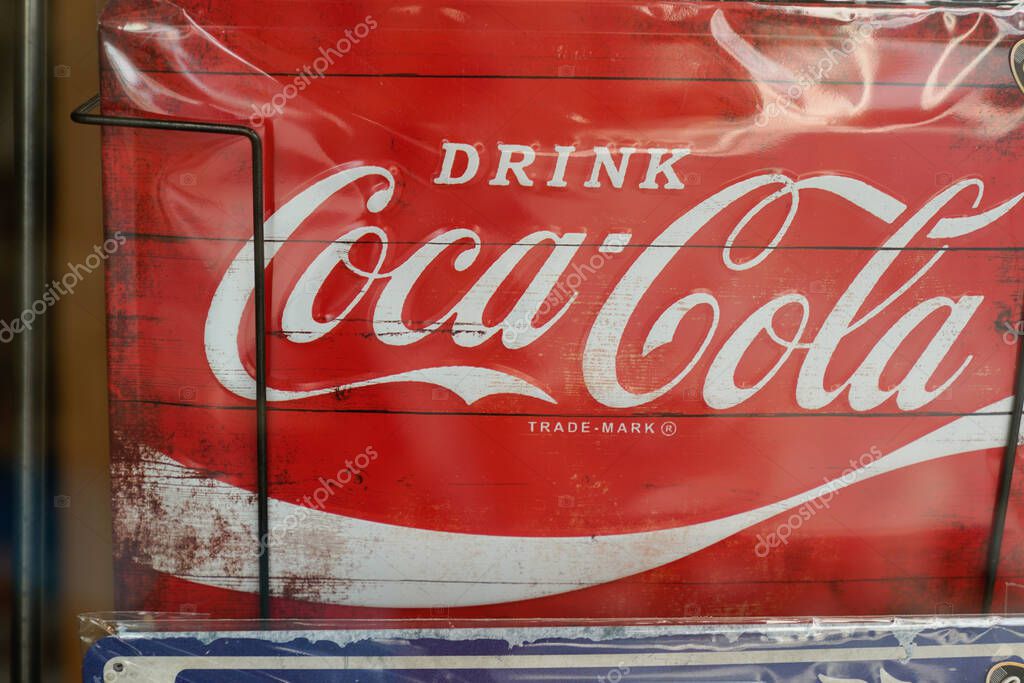 Burdeos, Aquitania Francia - 08 25 2021: Coca Cola vintage retro bebida anuncio signo logo y ...