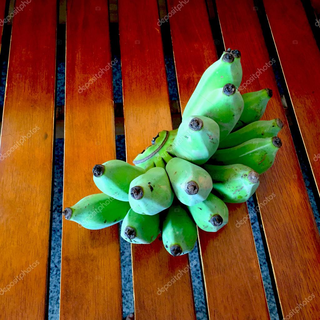 Green Banana Bundle on a Wood Background — Stock Photo © yayha #114836580