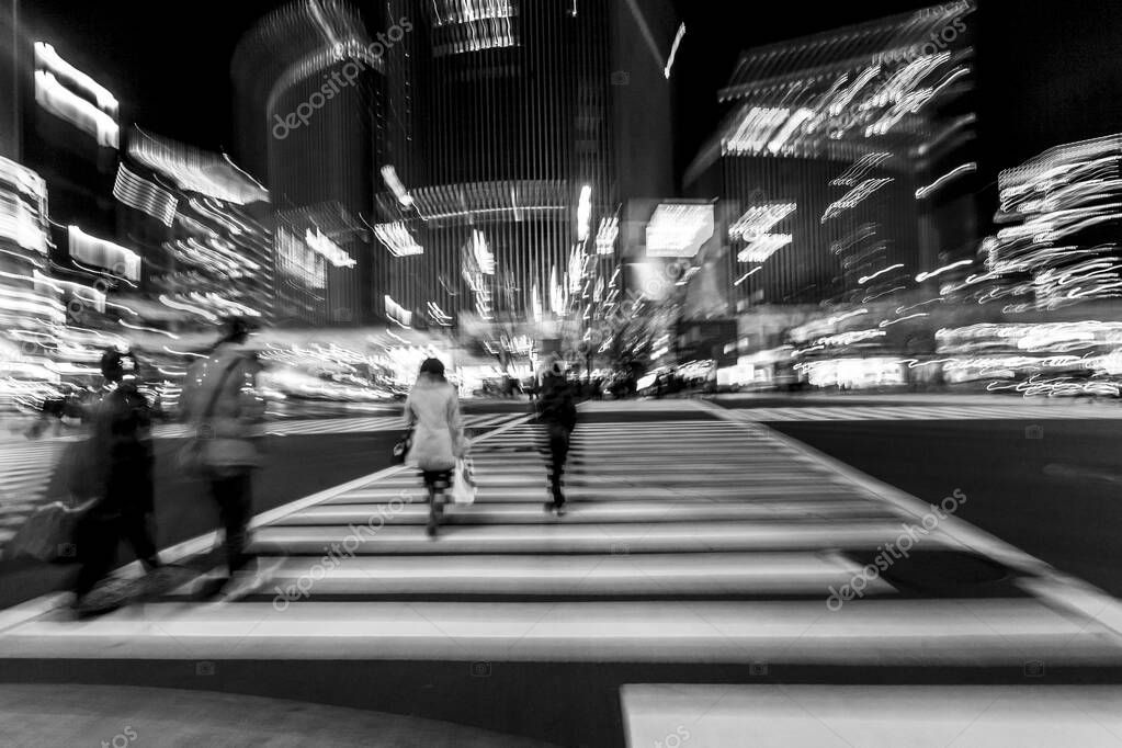 Los peatones cruzan la calle en el corazón del distrito de Ginza en ... Los peatones cruzan la calle en el corazón del distrito de Ginza en ...