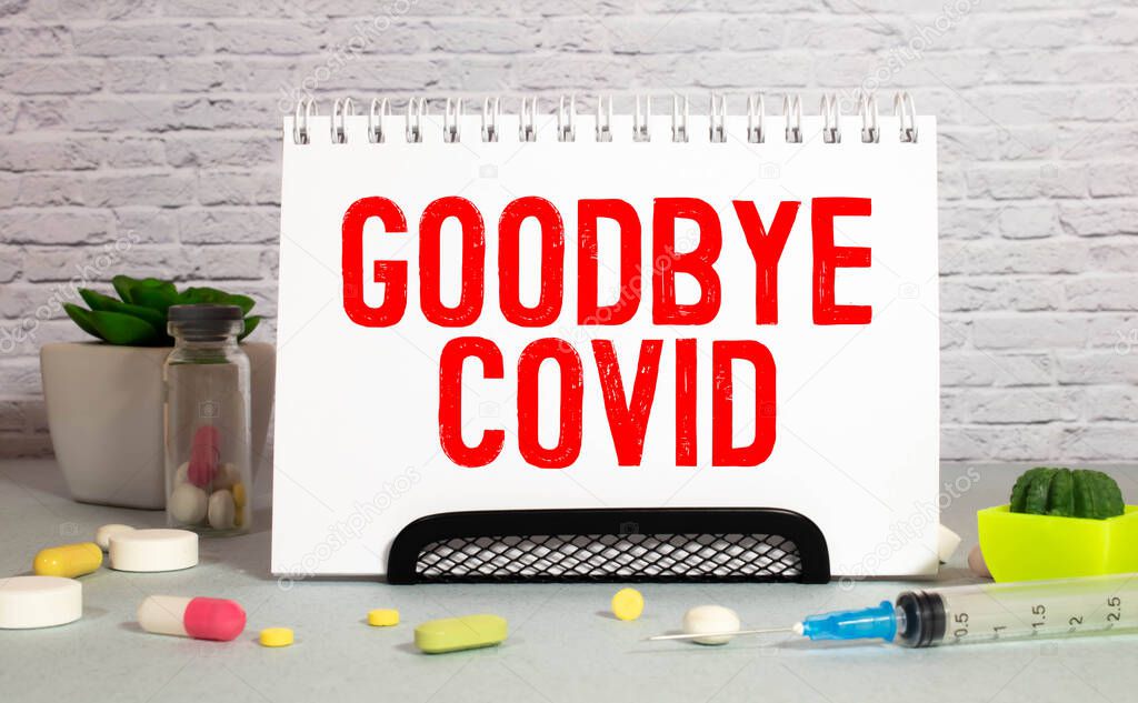 La luz brilla en el papel etiquetado Bye COVID 19 con mascarilla ...