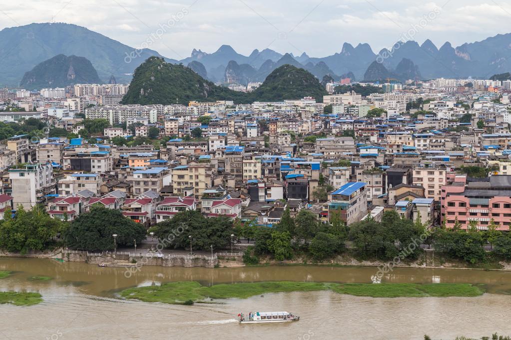 Guilin, China - circa julio 2015: Panorama de Guilin y sus montañas ...