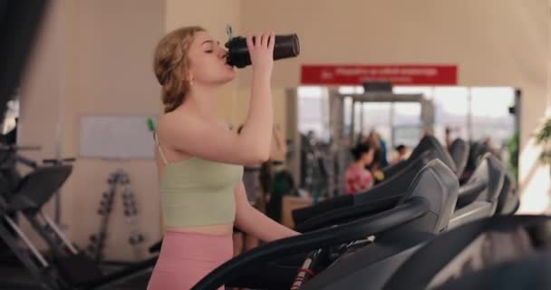 Woman walking on a treadmill in gym — Stock Video © emmienow@gmail.com ...