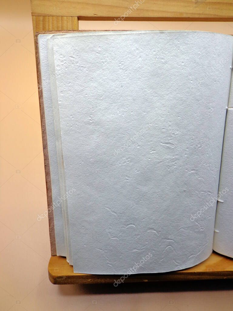 Cuaderno abierto, en el atril con espacio en blanco para el texto 2024