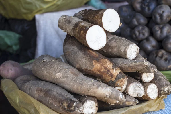 Mandioca entera (yuca o yuka) en el mercado en Perú 2024