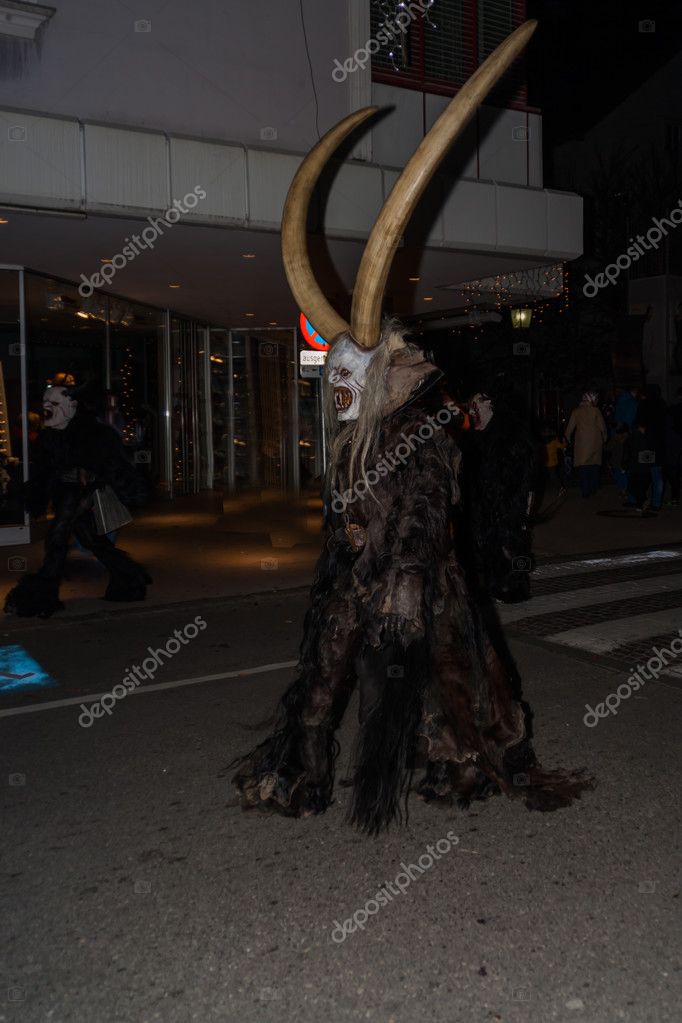 Perchten sobre el Perchtenlauf - las máscaras y las pieles 2022