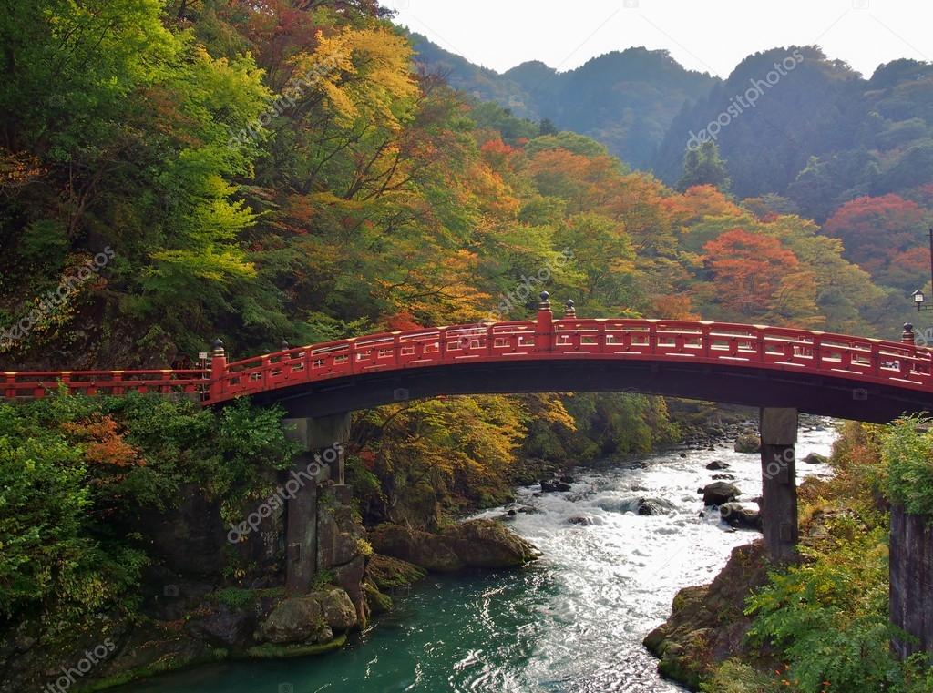 Puente Shinkyo durante el otoño en Nikko, Tochigi, Japón. 2022