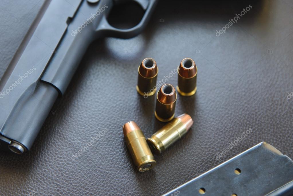 .Calibre 45 balas de punta hueca cerca de pistola y cargador en le 2024