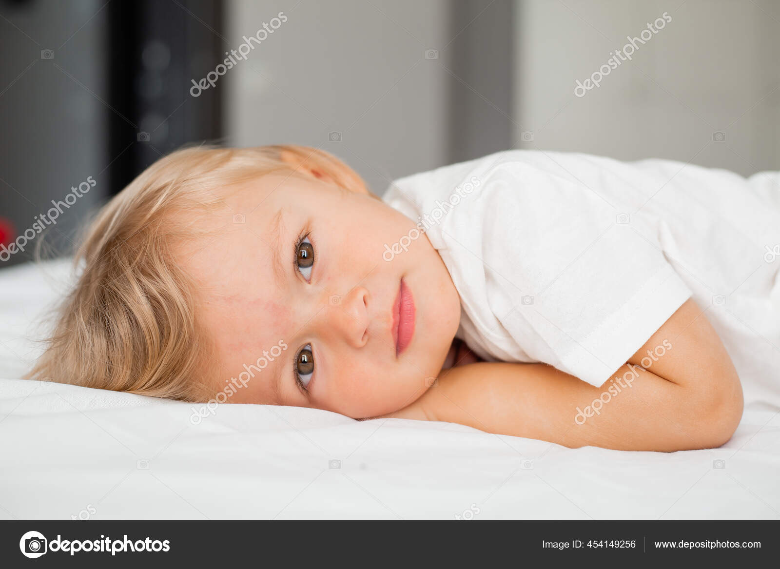 Lindo Niño Acostado Cama Mirando Cámara — Foto de stock #454149256 ...
