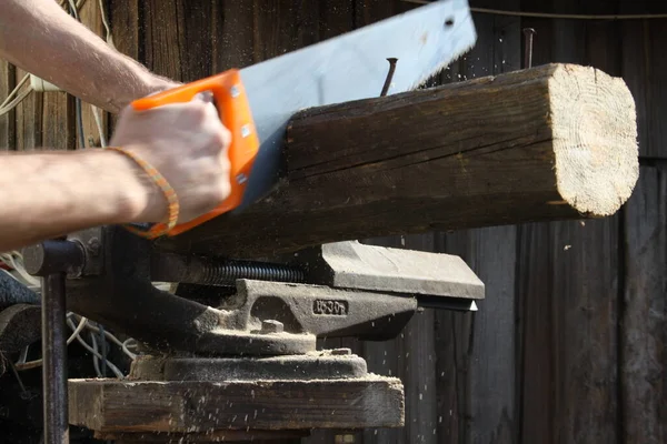 Imágenes de Sawing wooden beams, fotos de Sawing wooden beams sin royalties | Depositphotos