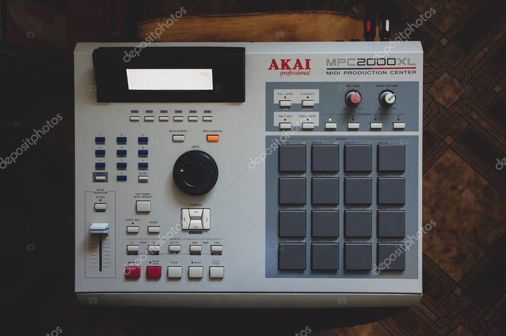 Moscú 12.08.2020 .Akai MPC instrumento musical electrónico, máquina de ...