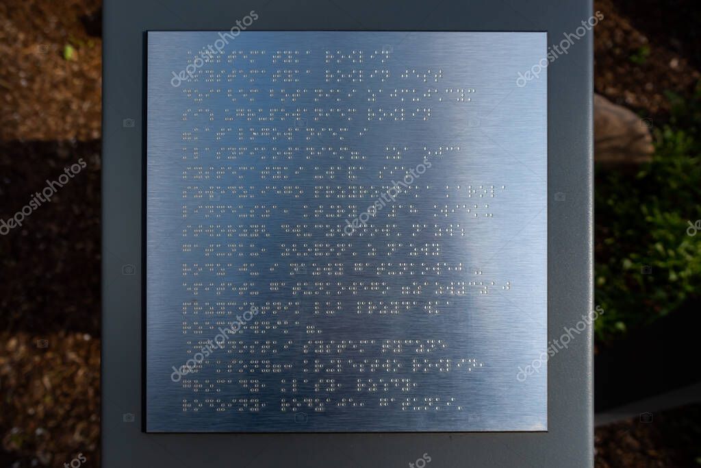 Muestra el texto en braille en un panel de información del parque. La ...