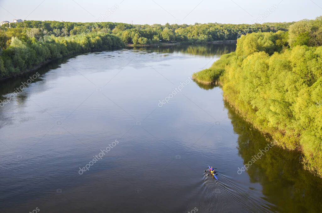 Rafting en el río en un kayak en la temporada de verano. Ocio. Dos ...