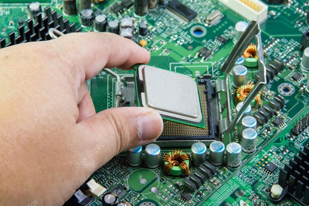 CPU en la mano antes de la instalación en la placa base 2023