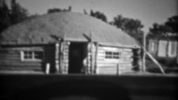 Nativo americano roundhouse con niño ayudando padre — Video de stock ...