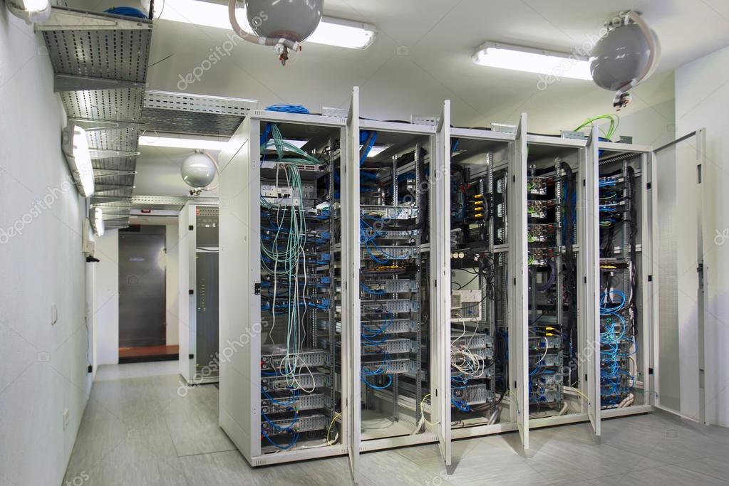 Sala de servidores. Con armarios de hierro cuyas puertas están abiertas ...