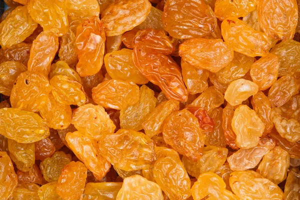 Montón de pasas aisladas en blanco . — Foto de stock #75947557 © yamabikay