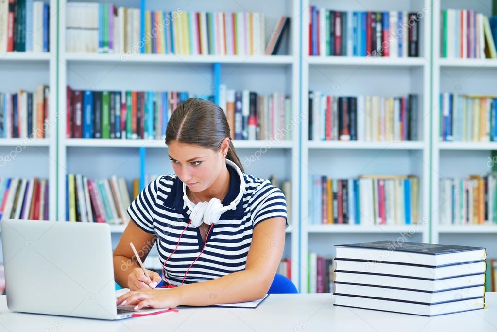 Mujer estudiando en la biblioteca — Foto de stock © blicsejo #87100796