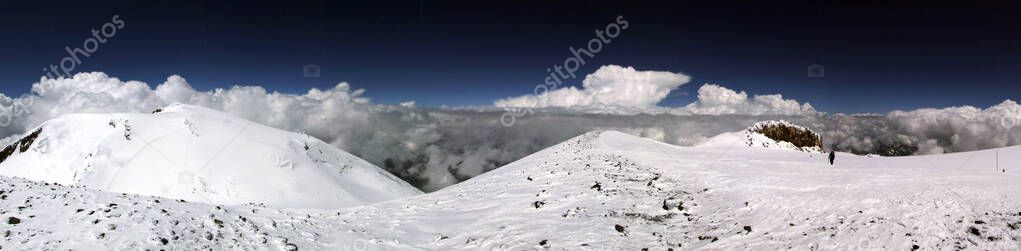 Vista panorámica desde el Pico Este de Elbrus la montaña del Cáucaso a una altitud de 5621 ...