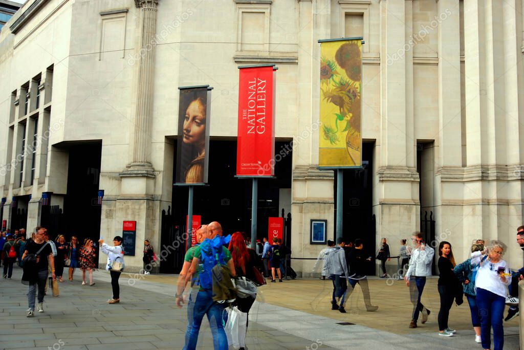 Trafalgar Square, Londres, Reino Unido - 7 de septiembre de 2019: Entrada a la Galer a Nacional ...