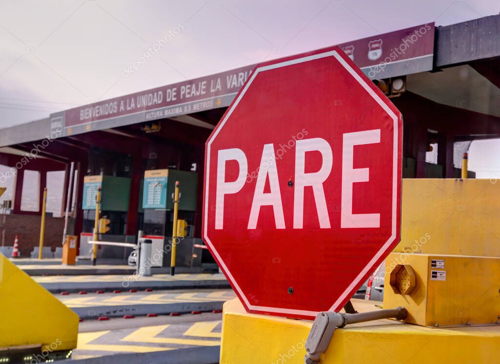 Lima, Perú - 27 de julio de 2021: Cierre del letrero que indica PARE ...