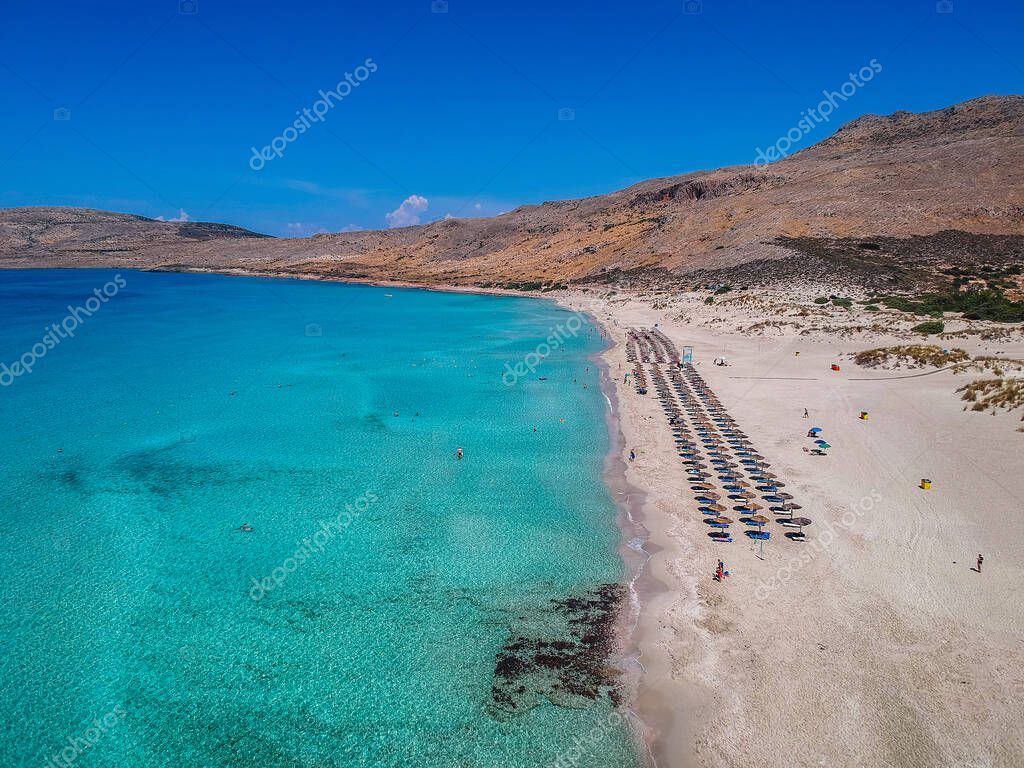 Vista a rea de la playa de Simos en la isla de Elafonisos en Grecia ...