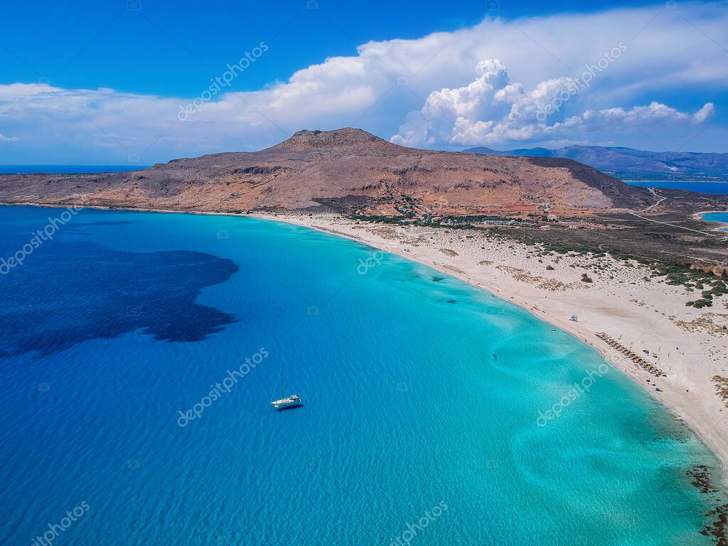 Vista a rea de la playa de Simos en la isla de Elafonisos en Grecia ...